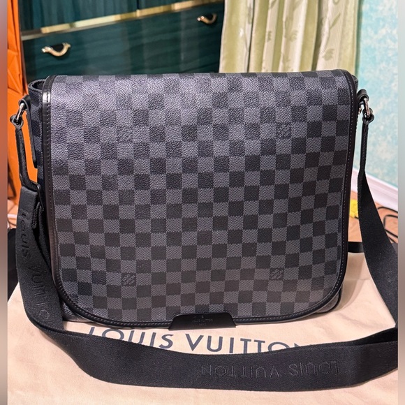 Louis Vuitton | Bags | Authentic Louis Vuitton Daniel Mm Shoulder ...